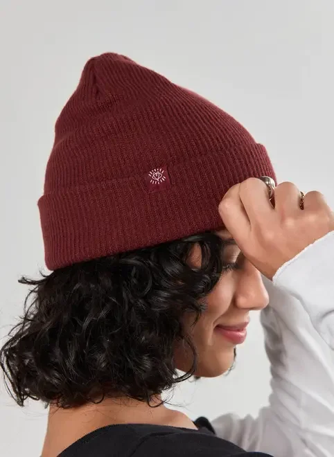 gorro vinho com etiqueta de tecido - vinho